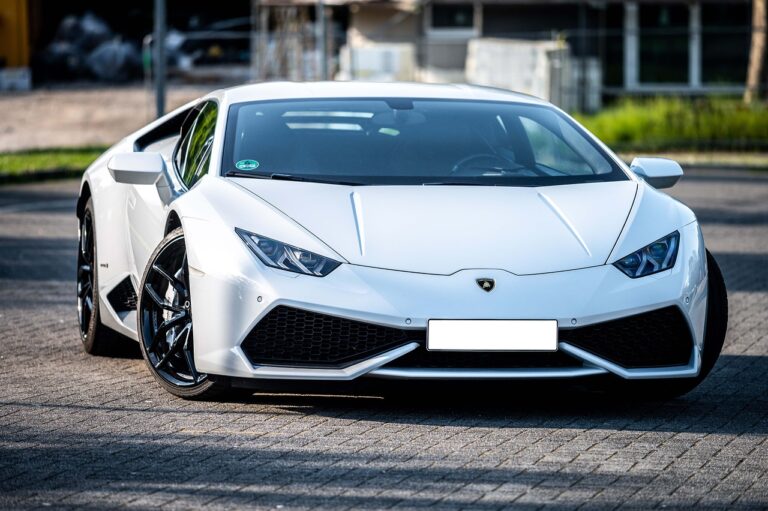 スポーツカーとスーパーカーの違いとは?スポーツカーとスーパーカーの定義について
